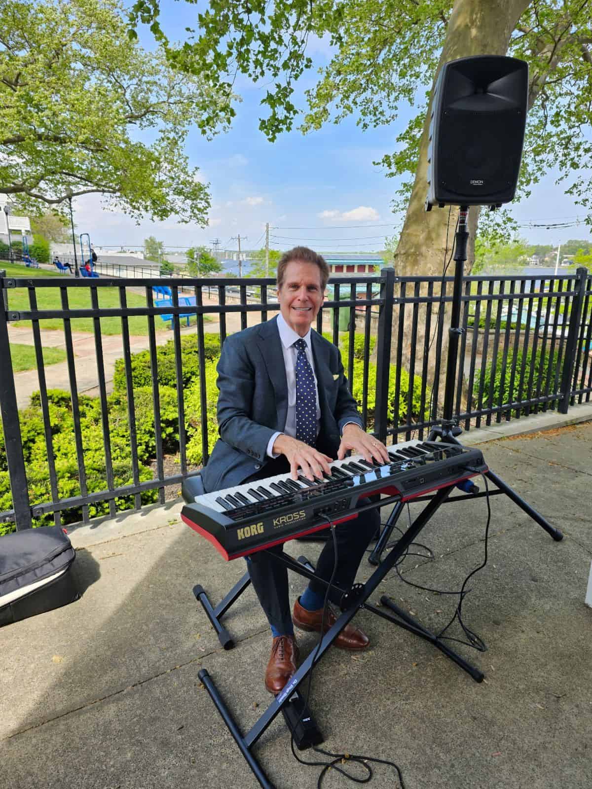 Wedding Pianist New York City - Arnie Abrams Entertainment